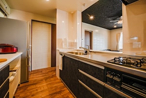 Apartamento Empresarial, não fumadores (Lego) | Kitchenette privada | Um frigorífico, um micro-ondas, uma placa de cozinha 