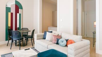 Apartamento Superior, 2 quartos, Vista para a cidade | Sala de estar