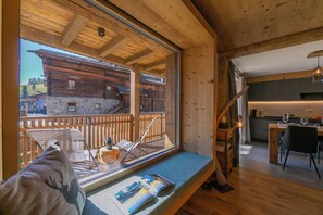 Apartamento família, vários quartos, 2 banheiros (Giulia) | Área de estar | TV de tela plana