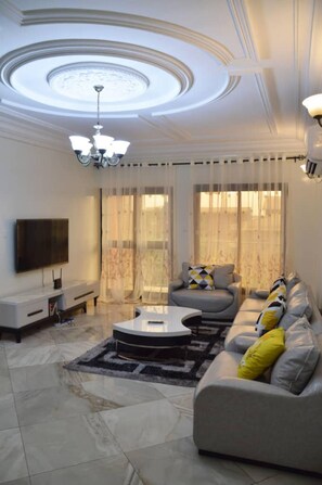 Apartamento, 2 camas queen-size | Sala | Televisor de 30 polegadas com canais digitais 