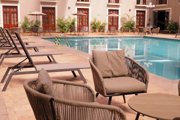 Piscina exterior, da(s) 8:00 à(s) 20:00, guarda-sóis, espreguiçadeiras