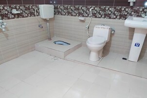 Quarto Triplo Standard | Casa de banho | Um polibã, artigos de higiene pessoal grátis, toalhas fornecidas 