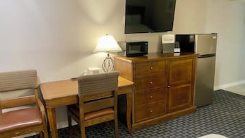 Quarto Duplo Deluxe, 2 camas queen-size | Secretária, secretária adequada para computadores portáteis