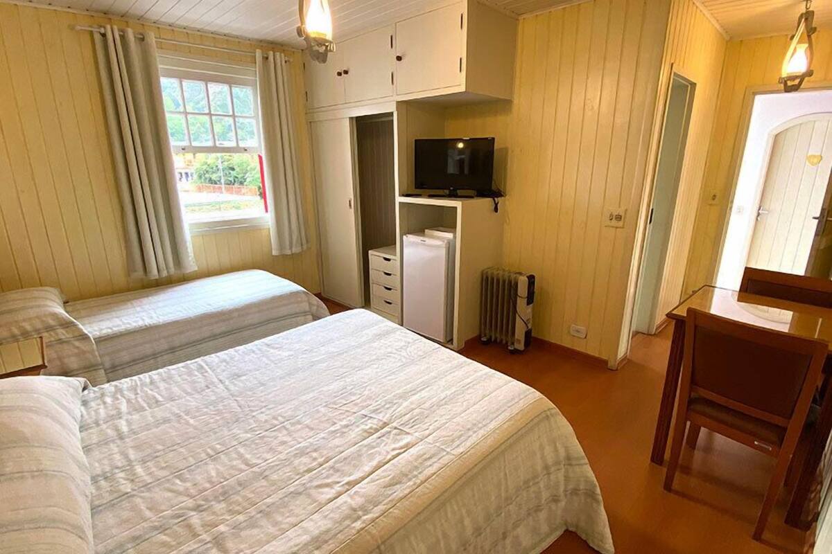 Quarto Triplo Standard | Secretária, berço de viagem, Wi-fi grátis, roupa de cama fornecida 