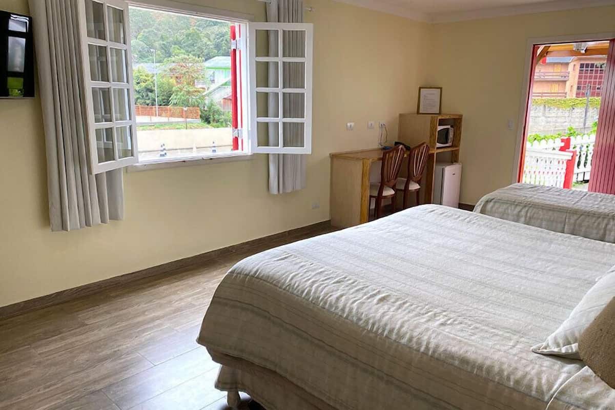 Quarto Triplo Superior, 2 quartos | Secretária, berço de viagem, Wi-fi grátis, roupa de cama fornecida 
