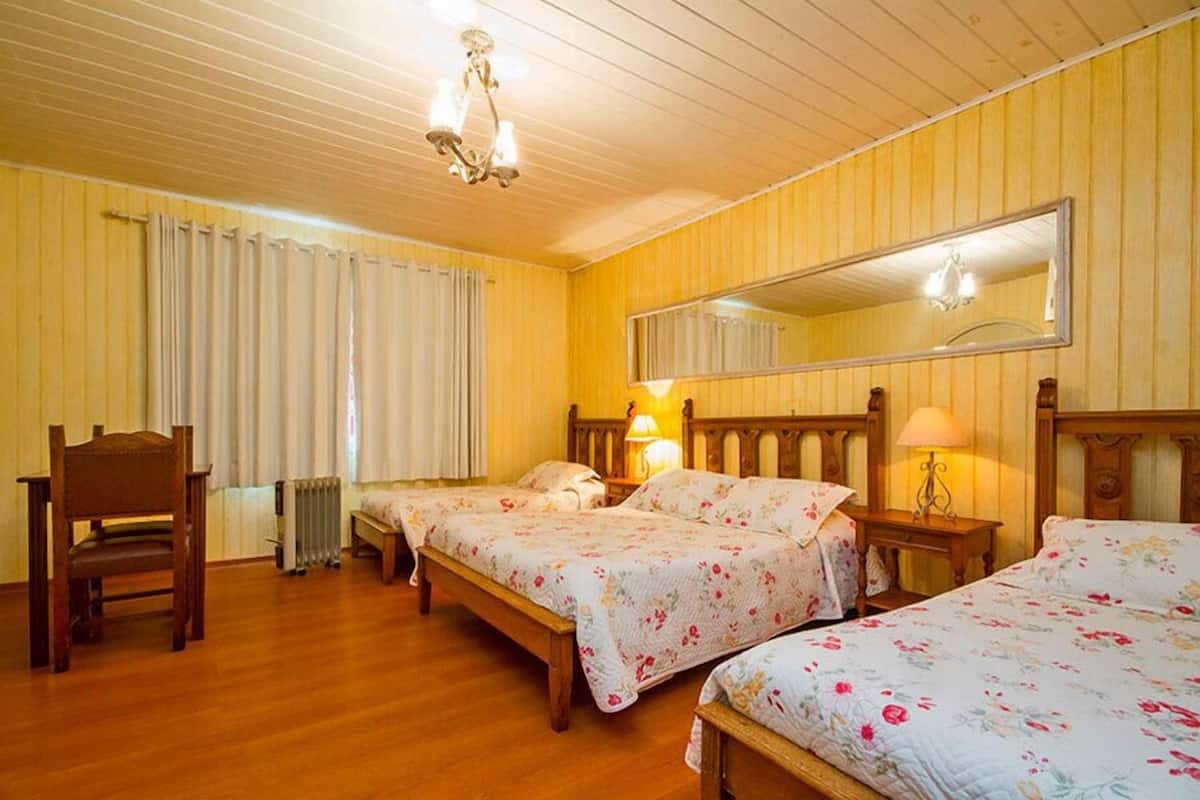 Quarto Quádruplo Básico | Secretária, berço de viagem, Wi-fi grátis, roupa de cama fornecida 