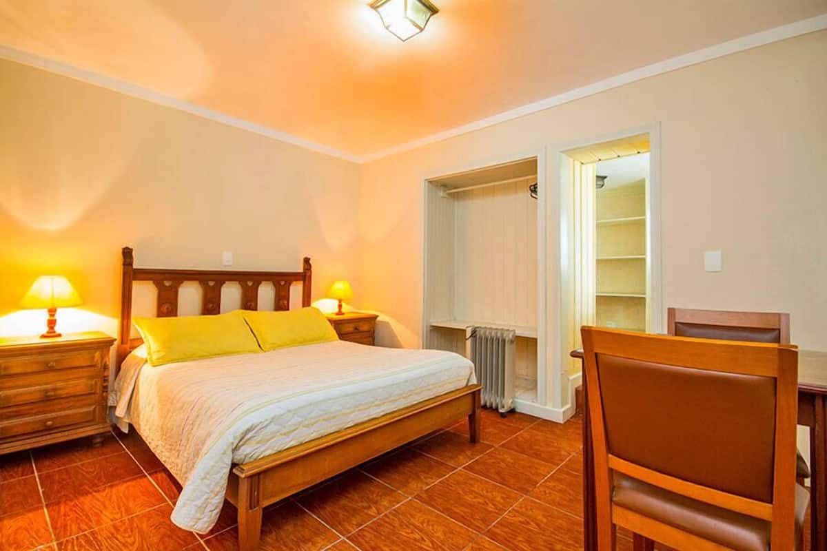 Quarto Quádruplo Familiar | Secretária, berço de viagem, Wi-fi grátis, roupa de cama fornecida 