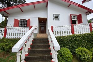 Quarto quádruplo básico | Escrivaninha, berço de viagem, Wi-Fi de cortesia, roupa de cama