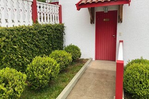 Quarto triplo superior, 2 quartos | Escrivaninha, berço de viagem, Wi-Fi de cortesia, roupa de cama