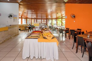 Café da manhã com buffet grátis todos os dias