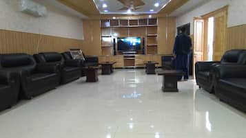 Área de estar no saguão