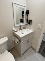 Quarto Individual | Com mobília individualizada, secretária, Wi-fi grátis 