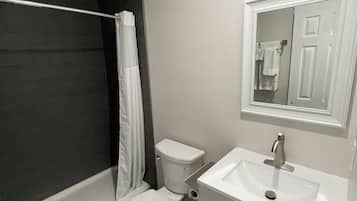 Quarto Individual | Casa de banho | Um secador de cabelo, toalhas fornecidas