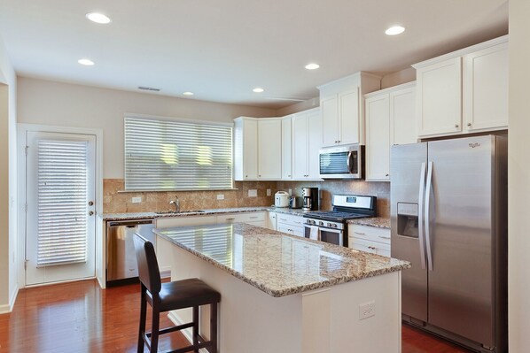 Casa de Férias, 4 quartos | Cozinha privada | Um frigorífico, um forno, uma cafeteira/bule