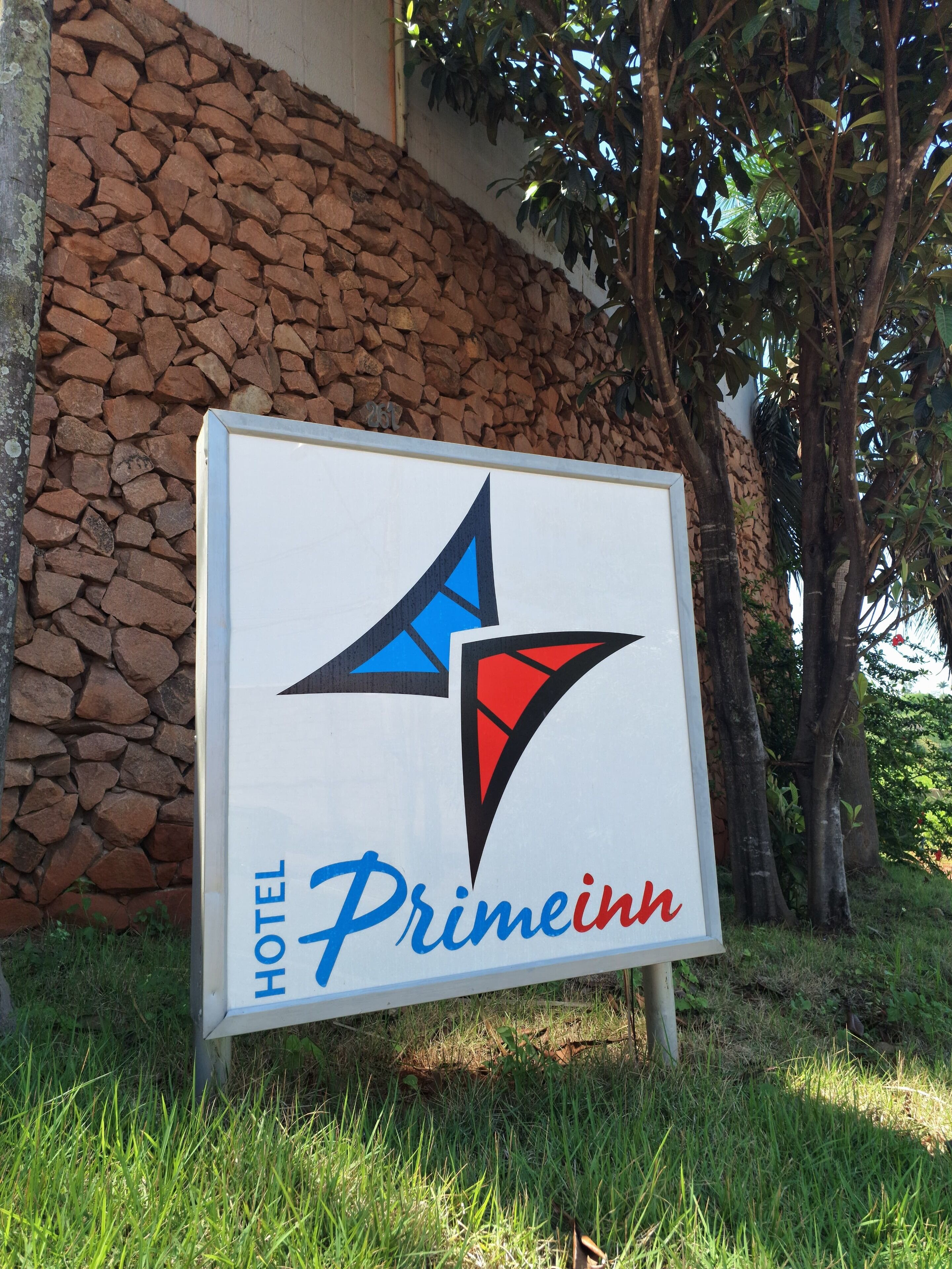 Placa de hotel com logotipo e o nome 'Primeinn'.
