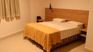 Quarto casal superior | Individualmente mobiliados, escrivaninha