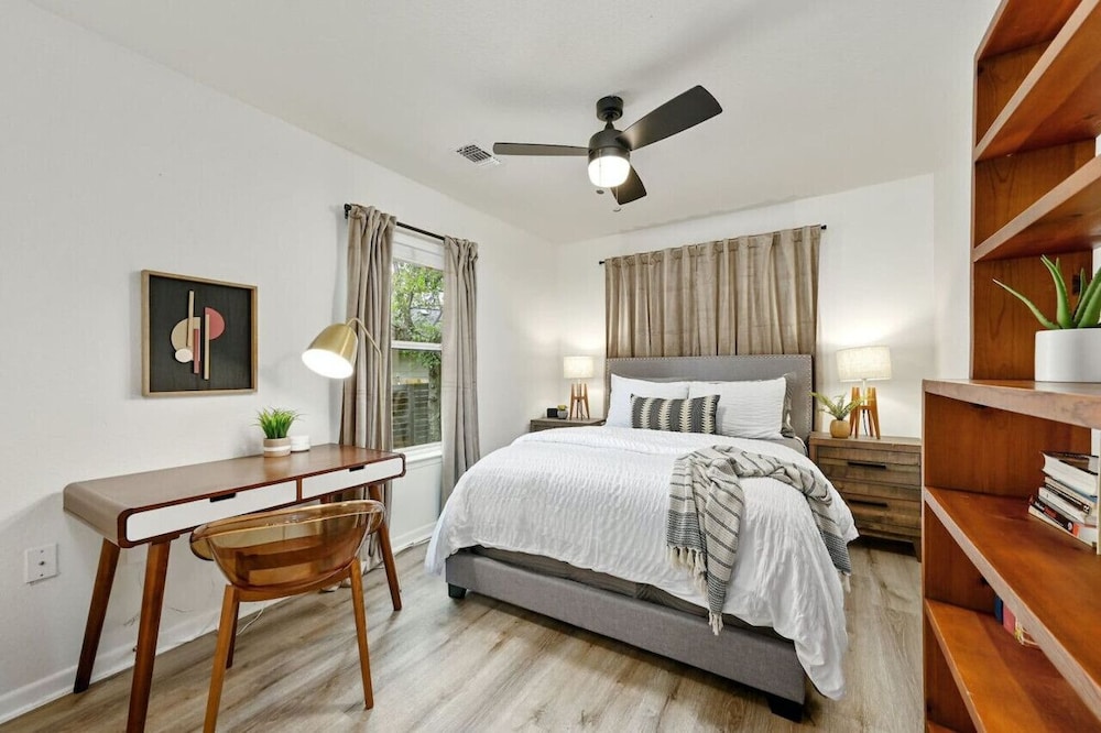 'Oak Grove Bungalow'- Private Downtown Bungalow - Austin, TX
