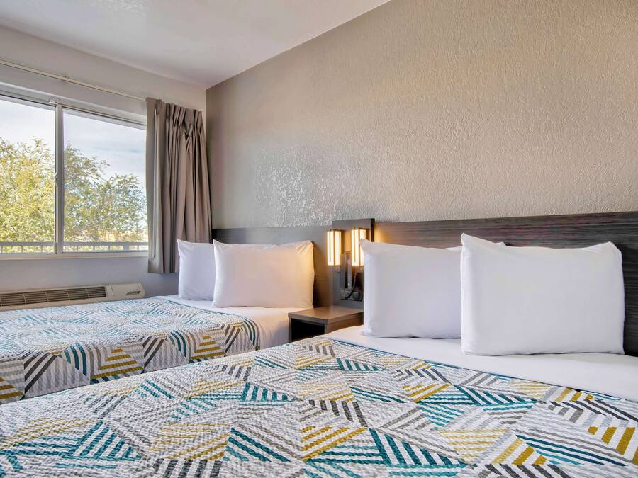 Escrivaninha, espaço de trabalho para notebook, cortinas blackout