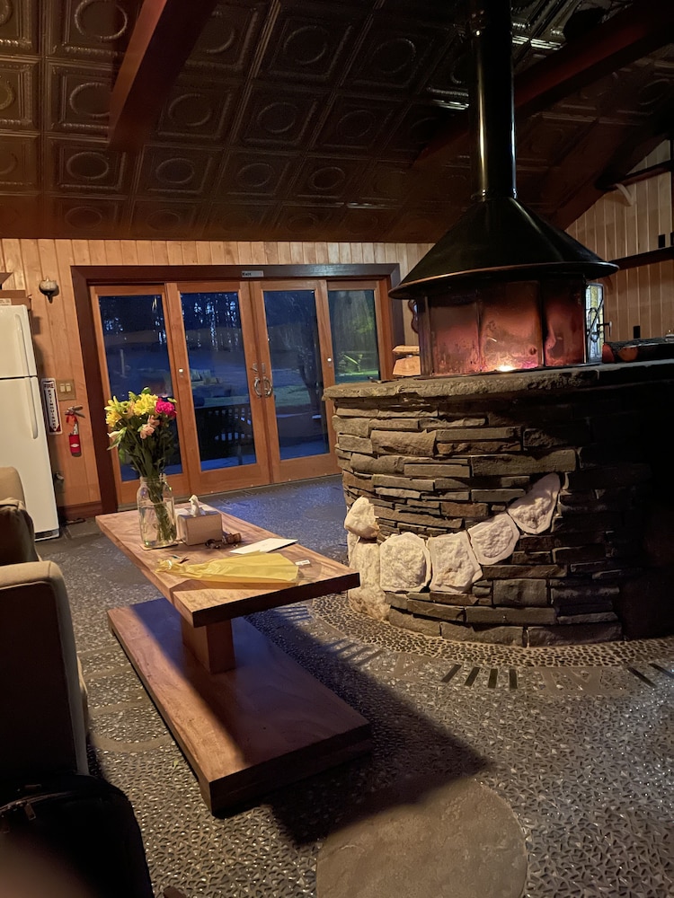 New Park Event Venue & Suites - Lansing, NY