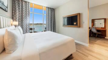 Suite, 1 quarto, varanda, vista para o mar | 1 quarto, minibar, cofre no quarto, secretária