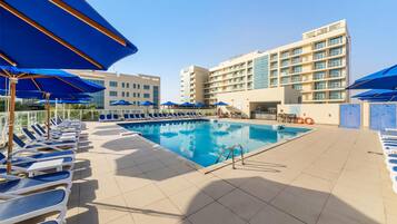3 piscinas exteriores, da(s) 9:00 à(s) 18:00, guarda-sóis