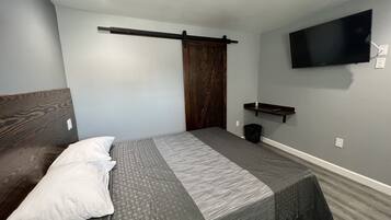 Roupa de alta qualidade, com mobília individualizada, secretária