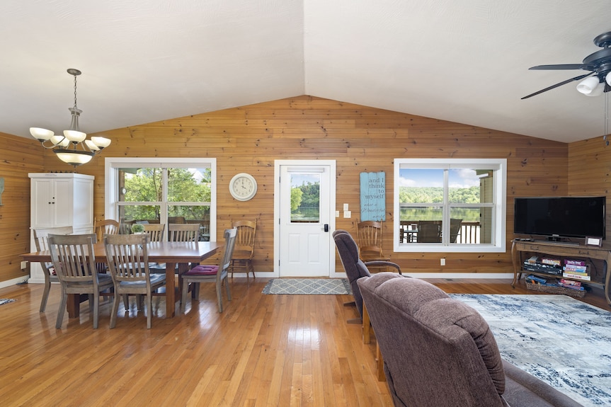 Private Hot Tub! Kayaks. Serene Lakefront. Pool. - Missouri