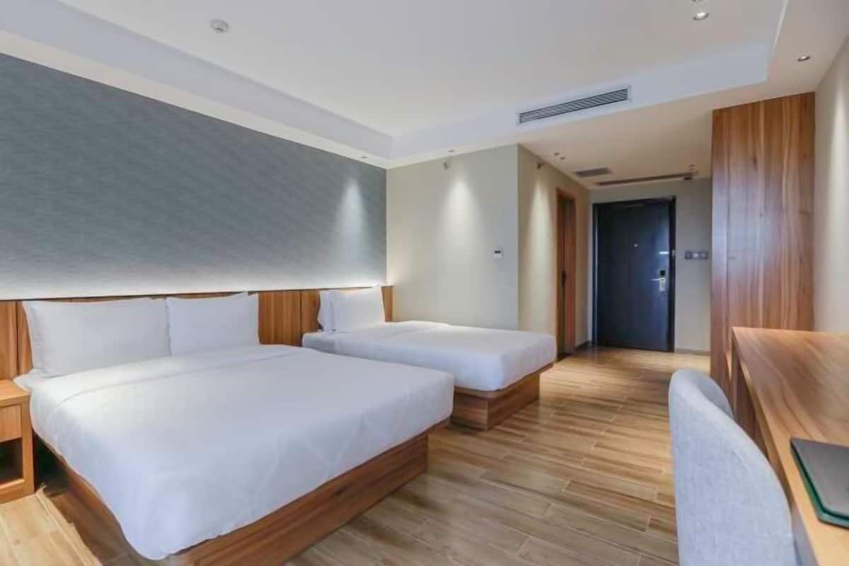 3 quartos, minibar, cofre no quarto, secretária