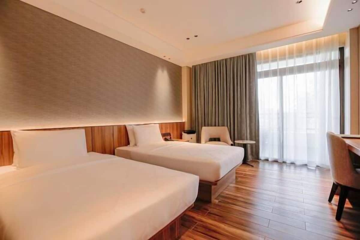 3 quartos, minibar, cofre no quarto, secretária