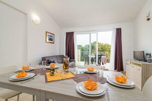 Apartamento, 2 quartos, varanda, no edifício anexo | Sala de jantar