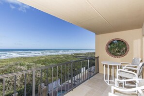 Apartamento em Condomínio Fechado, 2 quartos | Varanda