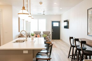 Condo, 2 quartos | Opções para refeição no quarto