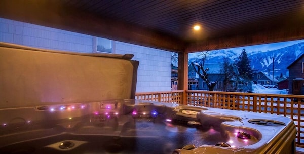 Revy Guest House - Downtown + Hot Tub - Revelstoke