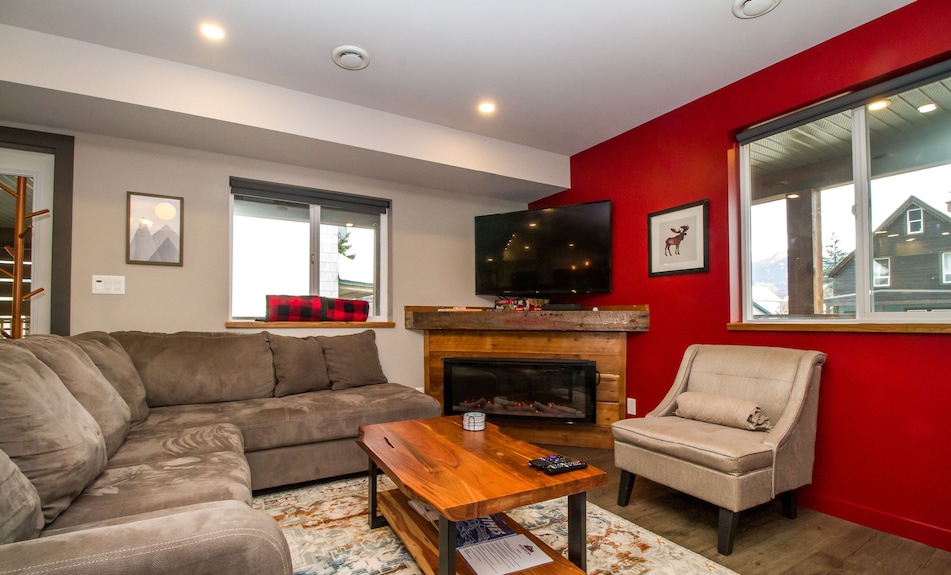 Revy Guest House - Downtown + Hot Tub - Revelstoke