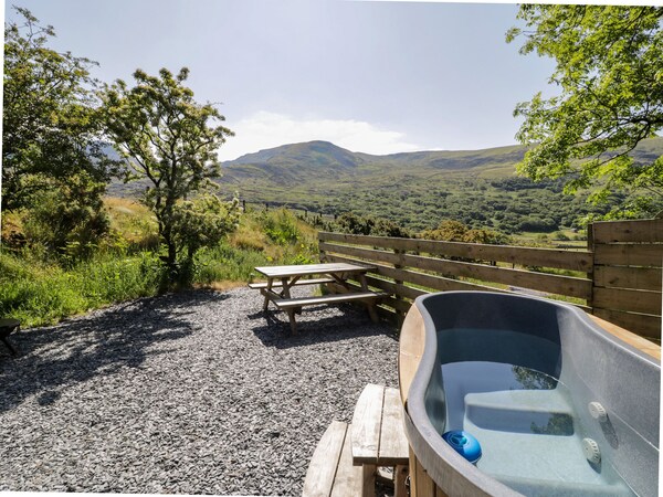 Moelfre - Shepherds Hut, Romantic, With Hot Tub In Llanbedr - Harlech