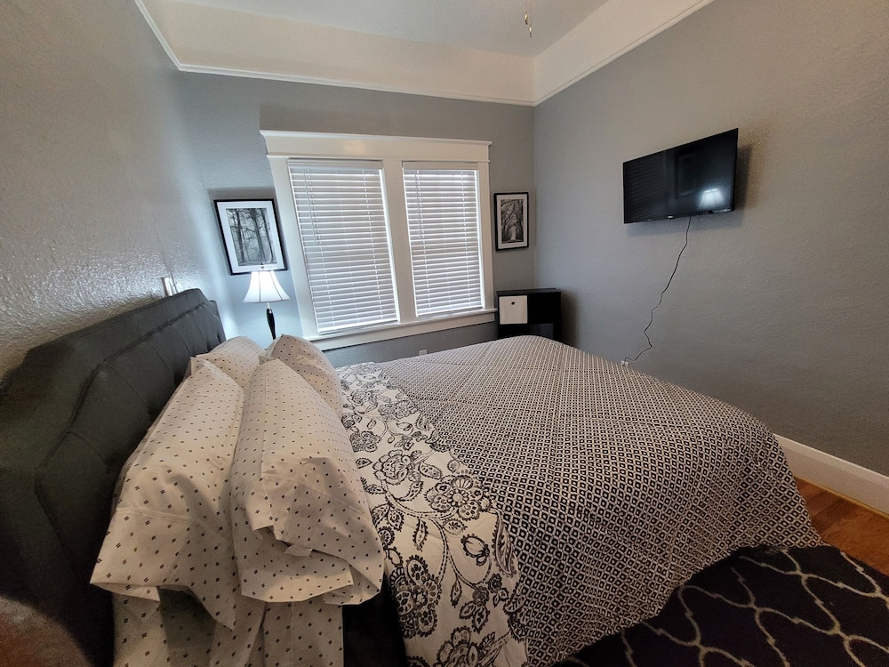 Modern Two Bedroom Home! - Lakeland, FL