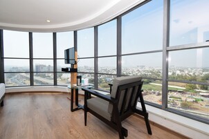 Quarto Executivo | Roupa de alta qualidade, secretária, Wi-fi grátis 