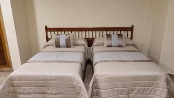 Quarto casal básico | Escrivaninha, Wi-Fi de cortesia, roupa de cama