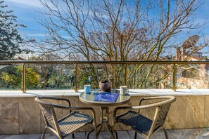 Apartamento de Luxo, 3 quartos, terraço, vista para a piscina | Terraço/pátio interior
