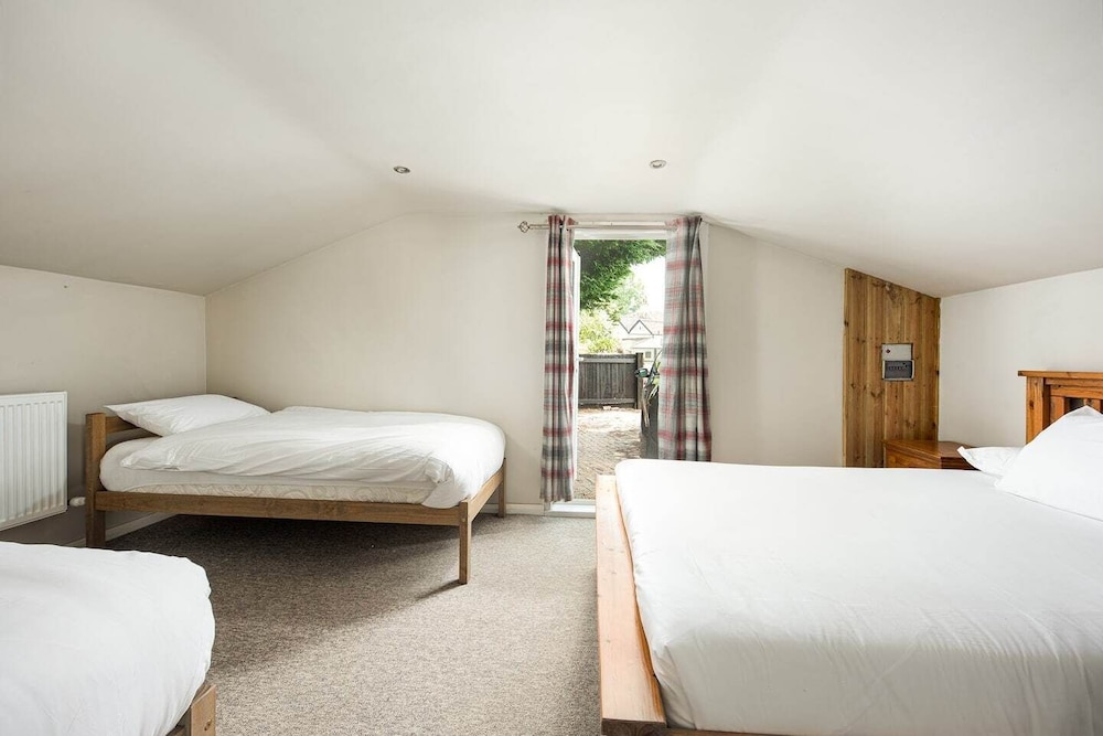Modern Cabins With Gorgeous Lounge & Sunny Deck Sleeps 18 - Bristol