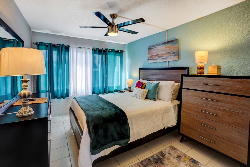 On The Beach...with A View!!! The 2 Bedroom Condo. The Beachfront Princesse - Kingshill