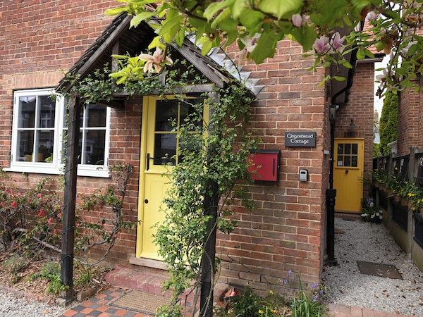 Gingerbread Cottage - Canterbury