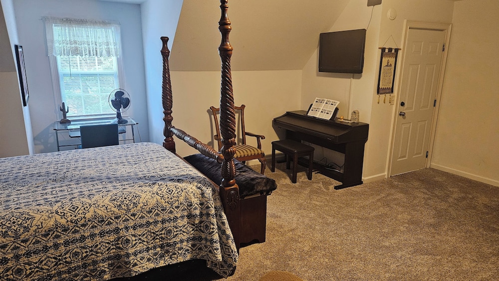Exclusive 2 Bedroom Suite W/theater Room + Kitchen - Tennessee