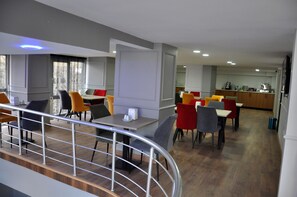 Café da manhã com buffet grátis todos os dias