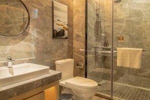 Casa de banho | Artigos de higiene pessoal grátis, um secador de cabelo, chinelos 