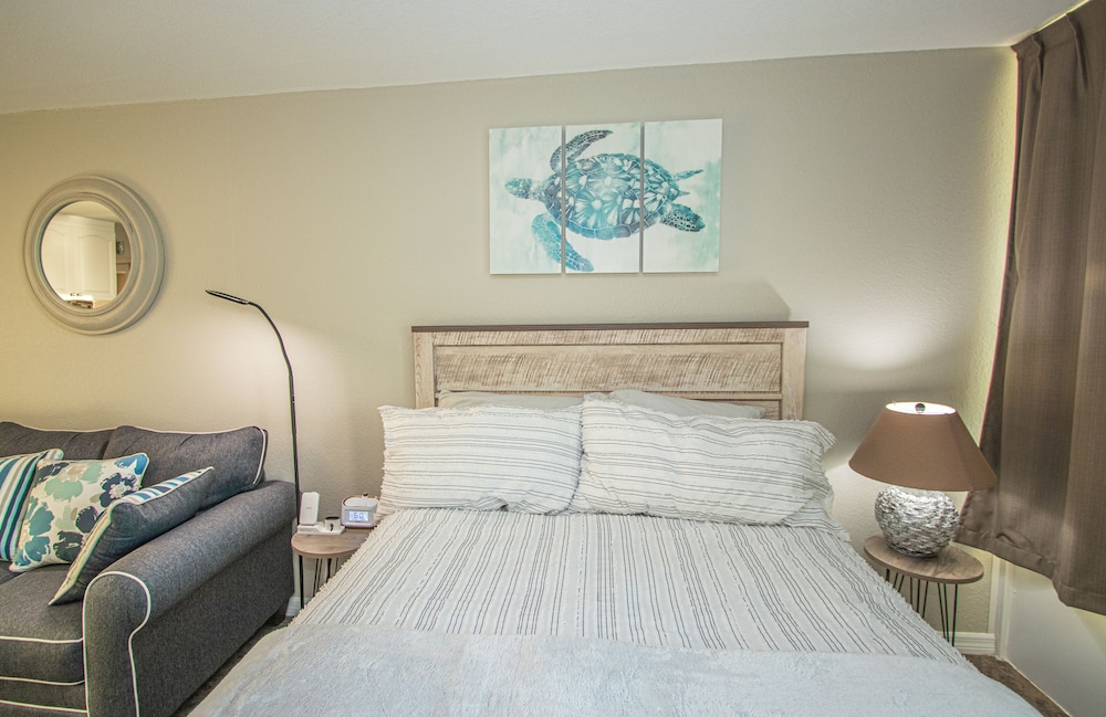 Beach Front Studio! Gorgeous Views- Room With Kitchenette - Treasure Island, FL