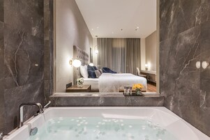 Quarto, 1 cama king-size, não fumadores, banheira | Casa de banho | Artigos de higiene pessoal grátis 