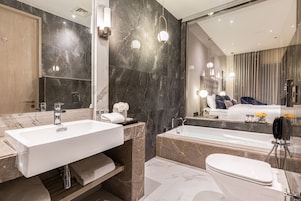 Quarto, 1 cama King, para não fumantes, banheira | Frigobar, cofres nos quartos, quartos à prova de som