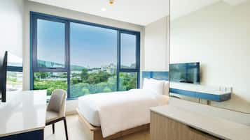 Two Bedroom Suite | 3 quartos, cofre no quarto, com mobília individualizada, secretária