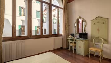 Quarto casal ou duplo standard, vista para o canal | Roupas de cama premium, frigobar, individualmente decorados